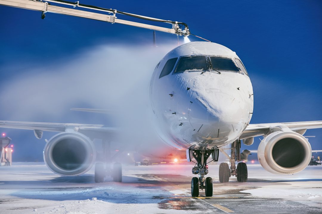 Dégivrage avion : coûts, procédures et sécurité en hiver